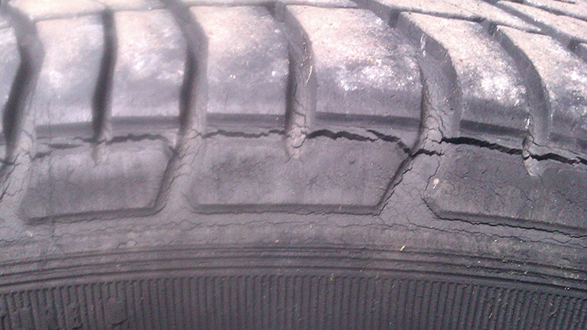 Cara Mengatasi Lem Ban Motor Retak - Motor Sehat