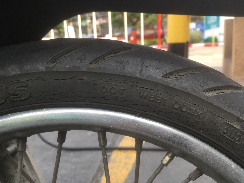 Ban Motor Retak Samping: Masalah yang Harus Anda Ketahui - Motor Sehat