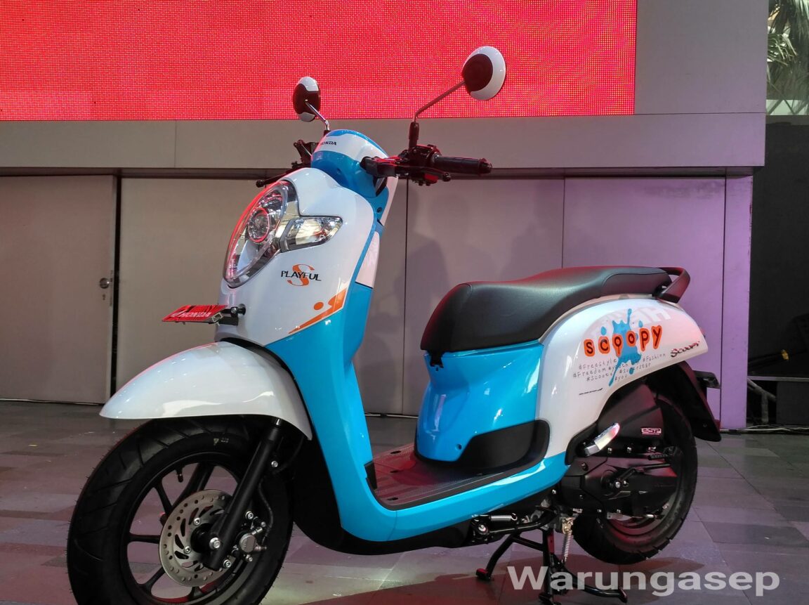 Scoopy Warna Biru Putih: Skuter Matic dengan Desain & Performa Unggulan ...