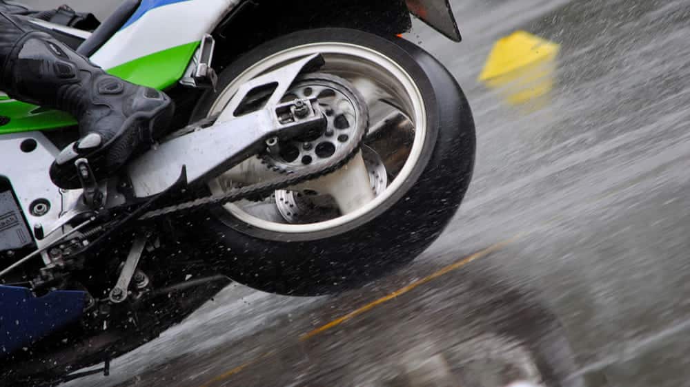 Merk Ban Motor Untuk Jalan Basah dan Kering - Motor Sehat